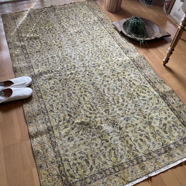 トルコヴィンテージラグ 104×190 ライムイエロー×ブラウン 草花模様 | iichi 日々の暮らしを心地よくするハンドメイドやアンティークのマーケットプレイス