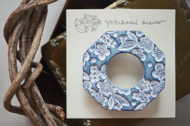 陶土の草花ブローチ : : : 1232 | iichi 日々の暮らしを心地よくするハンドメイドやアンティークのマーケットプレイス