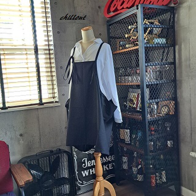 【背中がかわいい】エプロンドレス：コットンブラック【0608】 | iichi 日々の暮らしを心地よくするハンドメイドやアンティークのマーケットプレイス