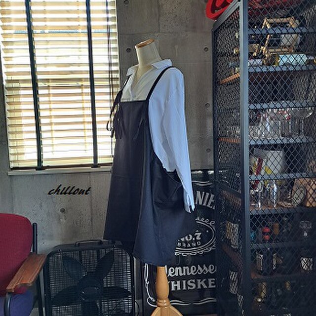 【背中がかわいい】エプロンドレス：コットンブラック【0608】 | iichi 日々の暮らしを心地よくするハンドメイドやアンティークのマーケットプレイス