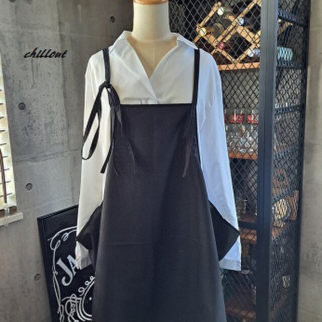 【背中がかわいい】エプロンドレス：コットンブラック【0608】 | iichi 日々の暮らしを心地よくするハンドメイドやアンティークのマーケットプレイス