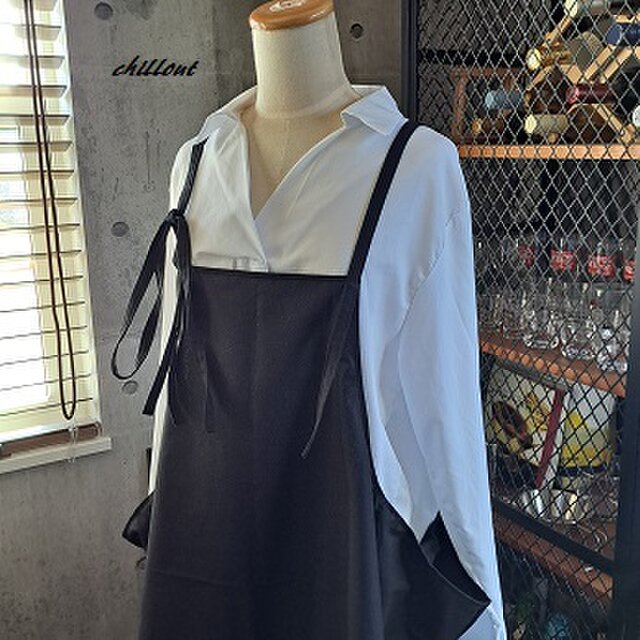 【背中がかわいい】エプロンドレス：コットンブラック【0608】 | iichi 日々の暮らしを心地よくするハンドメイドやアンティークのマーケットプレイス