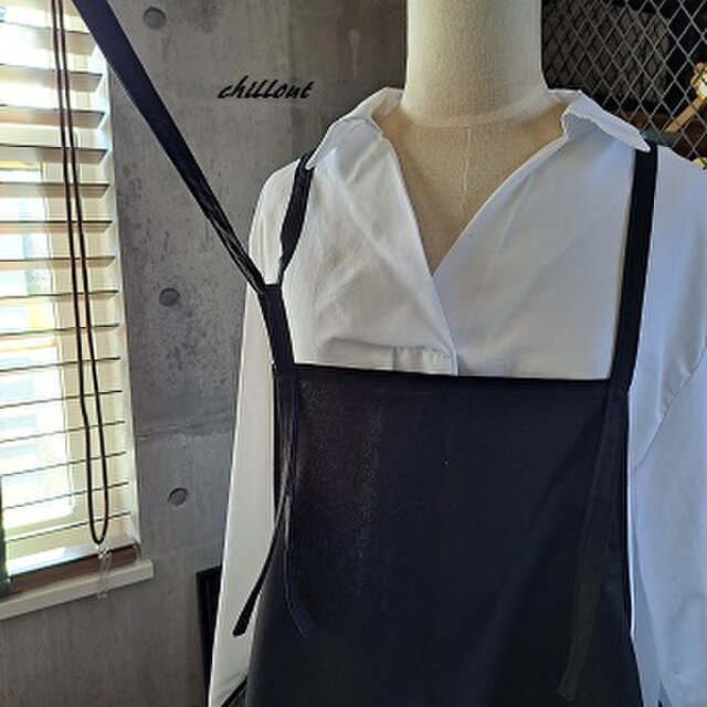 【背中がかわいい】エプロンドレス：コットンブラック【0608】 | iichi 日々の暮らしを心地よくするハンドメイドやアンティークのマーケットプレイス