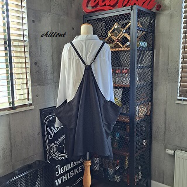 【背中がかわいい】エプロンドレス：コットンブラック【0608】 | iichi 日々の暮らしを心地よくするハンドメイドやアンティークのマーケットプレイス