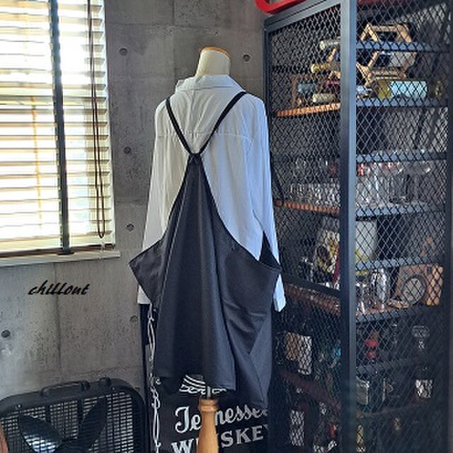 【背中がかわいい】エプロンドレス：コットンブラック【0608】 | iichi 日々の暮らしを心地よくするハンドメイドやアンティークのマーケットプレイス