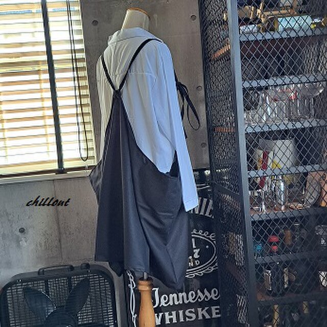 【背中がかわいい】エプロンドレス：コットンブラック【0608】 | iichi 日々の暮らしを心地よくするハンドメイドやアンティークのマーケットプレイス