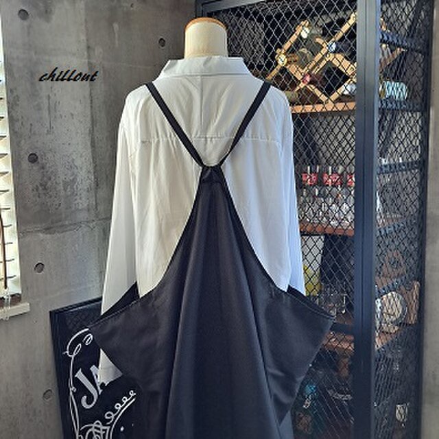 【背中がかわいい】エプロンドレス：コットンブラック【0608】 | iichi 日々の暮らしを心地よくするハンドメイドやアンティークのマーケットプレイス