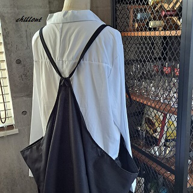 【背中がかわいい】エプロンドレス：コットンブラック【0608】 | iichi 日々の暮らしを心地よくするハンドメイドやアンティークのマーケットプレイス