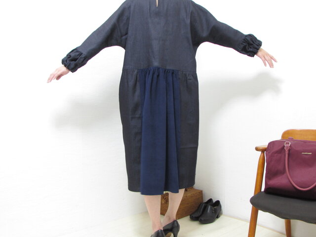 2696着るだけでおしゃれ。コーデュロイとデニムのワンピース ネイビー | iichi 日々の暮らしを心地よくするハンドメイドやアンティークのマーケットプレイス