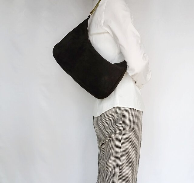 肩掛けバッグ ピッグスエード ブラック | iichi 日々の暮らしを心地よくするハンドメイドやアンティークのマーケットプレイス