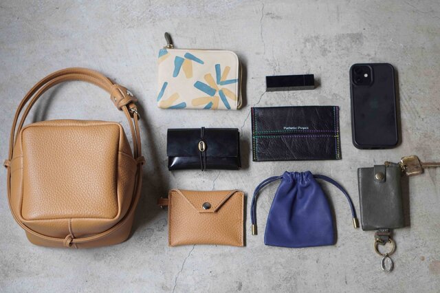 SOFTブラック・キューブポシェット 2WAY機能・内装キーホルダー付き：ポケット機能充実しています。 | iichi 日々の暮らしを心地よくするハンドメイドやアンティークのマーケットプレイス