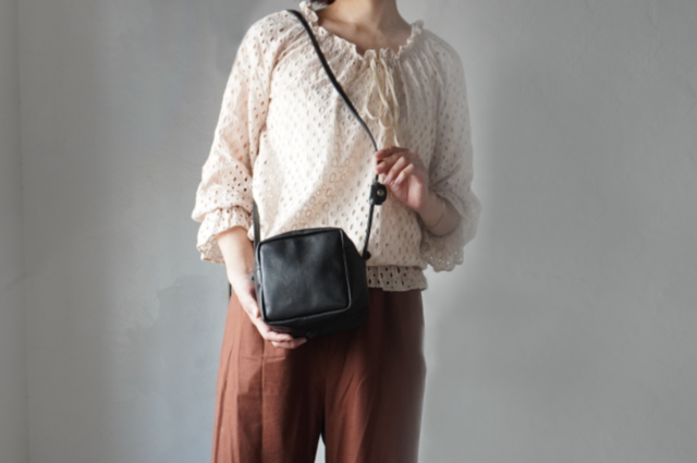 SOFTブラック・キューブポシェット 2WAY機能・内装キーホルダー付き：ポケット機能充実しています。 | iichi 日々の暮らしを心地よくするハンドメイドやアンティークのマーケットプレイス