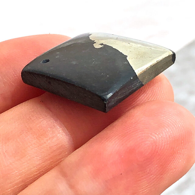 穴あきアパッチゴールド[145] 28mm 28Cts 天然石 ／ ルース ／カボション | iichi 日々の暮らしを心地よくするハンドメイドやアンティークのマーケットプレイス