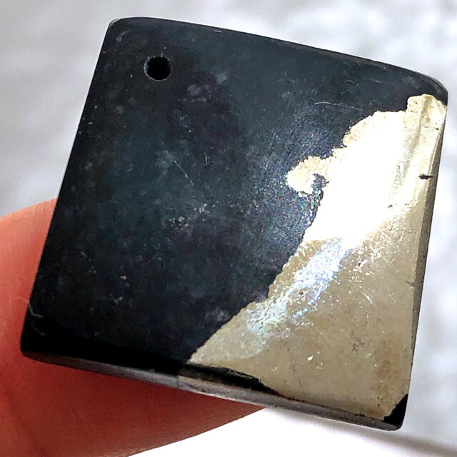 穴あきアパッチゴールド[145] 28mm 28Cts 天然石 ／ ルース ／カボション | iichi 日々の暮らしを心地よくするハンドメイドやアンティークのマーケットプレイス