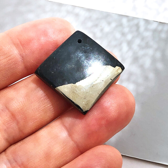 穴あきアパッチゴールド[145] 28mm 28Cts 天然石 ／ ルース ／カボション | iichi 日々の暮らしを心地よくするハンドメイドやアンティークのマーケットプレイス