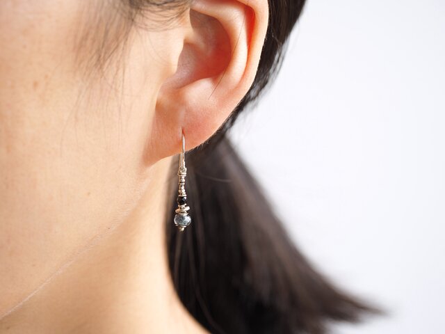 -kyanite・spinel- silver pierce | iichi 日々の暮らしを心地よくするハンドメイドやアンティークのマーケットプレイス