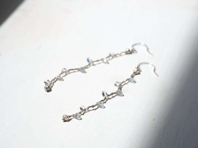 -Rainbow moonstone- silver long pierce | iichi 日々の暮らしを心地よくするハンドメイドやアンティークのマーケットプレイス