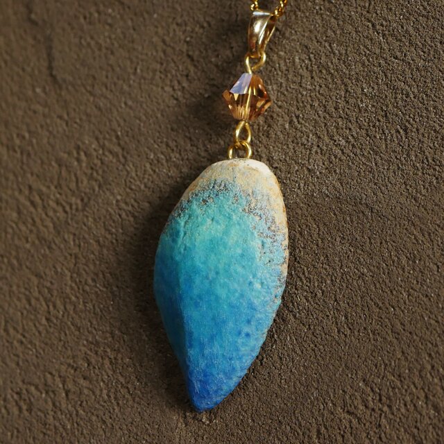 青色のこのは ネックレス no.3 | iichi 日々の暮らしを心地よくするハンドメイドやアンティークのマーケットプレイス