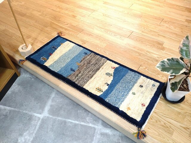 秋の目玉品】ペルシャ ギャッベ ミニランナー 116×44 藍色 ランドスケープ 風景 | iichi 日々の暮らしを心地よくするハンドメイドやアンティークのマーケットプレイス