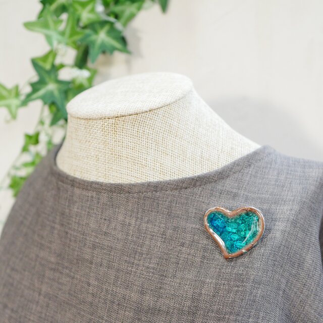 みずたまり ブローチ ハート no.6 | iichi 日々の暮らしを心地よくするハンドメイドやアンティークのマーケットプレイス