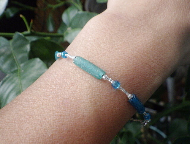 *sv925*Ocean Blue ローマングラス＆カレンシルバーの華奢ブレスレット | iichi 日々の暮らしを心地よくするハンドメイドやアンティークのマーケットプレイス