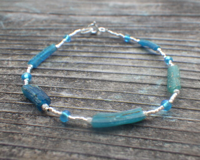 *sv925*Ocean Blue ローマングラス＆カレンシルバーの華奢ブレスレット | iichi 日々の暮らしを心地よくするハンドメイドやアンティークのマーケットプレイス