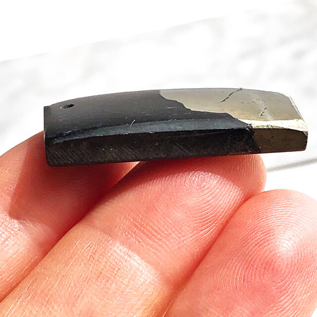 穴あきアパッチゴールド[152] 32x16mm 44Cts 天然石 ／ ルース ／カボション | iichi 日々の暮らしを心地よくするハンドメイドやアンティークのマーケットプレイス