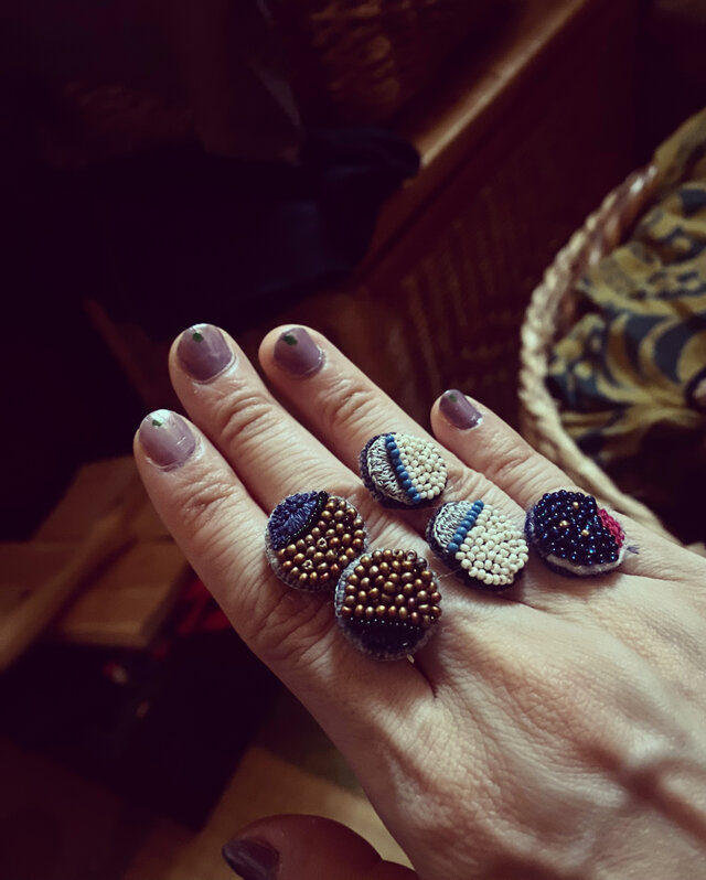 [受注製作]ビーズ刺繍ピアス…満ちると欠ける… | iichi 日々の暮らしを心地よくするハンドメイドやアンティークのマーケットプレイス