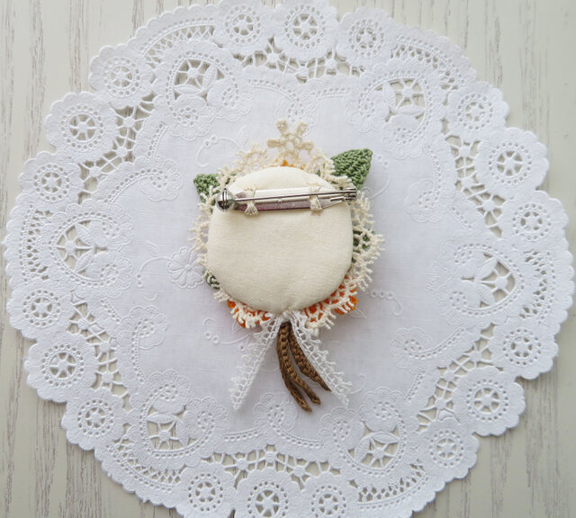 レース編み 金木犀のブローチ | iichi 日々の暮らしを心地よくするハンドメイドやアンティークのマーケットプレイス