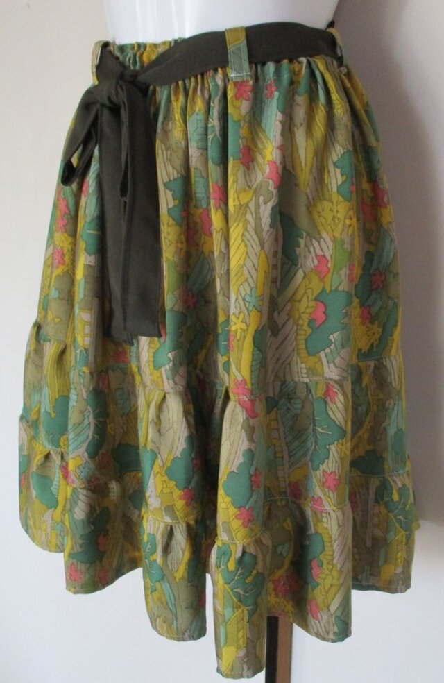 7389 花柄の着物で作った膝丈スカート #送料無料 | iichi 日々の暮らしを心地よくするハンドメイドやアンティークのマーケットプレイス