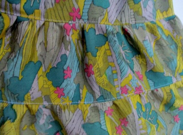 7389 花柄の着物で作った膝丈スカート #送料無料 | iichi 日々の暮らしを心地よくするハンドメイドやアンティークのマーケットプレイス