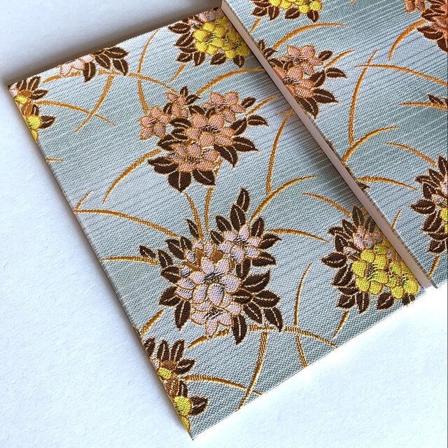 『山茶梅芝草〜藍白色』 金襴織物御朱印帳 B6大判サイズ 山茶梅 サザンカ 芝草文 金襴生地 布 御朱印帳 桐生織物 | iichi 日々の暮らしを心地よくするハンドメイドやアンティークの ...