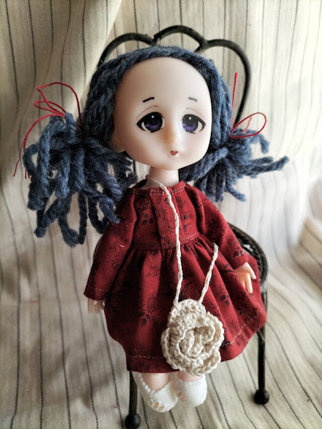 背丈15cm セリアドールと服 A えんじ色ドレス | iichi 日々の暮らしを心地よくするハンドメイドやアンティークのマーケットプレイス