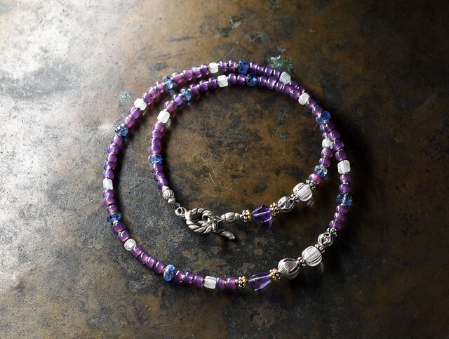 アメジストとカレンシルバー、グーズベリー、すみれ色フランスヴィンテージビーズ、カイヤナイトのネックレス | iichi 日々の暮らしを心地よくするハンドメイドやアンティークのマーケットプレイス