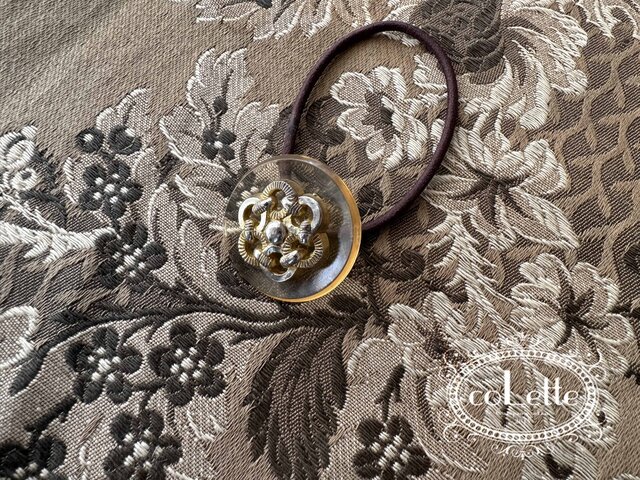 フランスアンティークヘアゴム／黄色プラスチック・ゴールド模様ボタン（AFB-162) | iichi 日々の暮らしを心地よくするハンドメイドやアンティークのマーケットプレイス