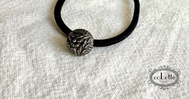 フランスアンティークボタンヘアゴム／シルバー模様ガラスボタン（AFB-165) | iichi 日々の暮らしを心地よくするハンドメイドやアンティークのマーケットプレイス