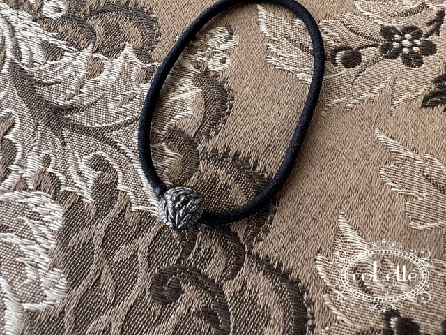 フランスアンティークボタンヘアゴム／シルバー模様ガラスボタン（AFB-165) | iichi 日々の暮らしを心地よくするハンドメイドやアンティークのマーケットプレイス