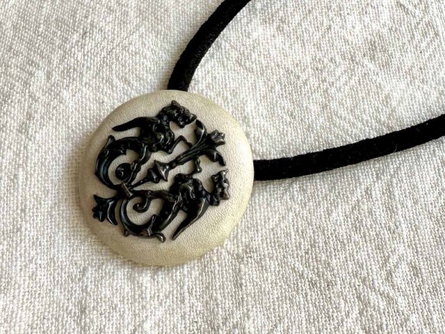 フランスアンティークボタンヘアゴム／ホワイト紋章ボタン（AFB-166) | iichi 日々の暮らしを心地よくするハンドメイドやアンティークのマーケットプレイス