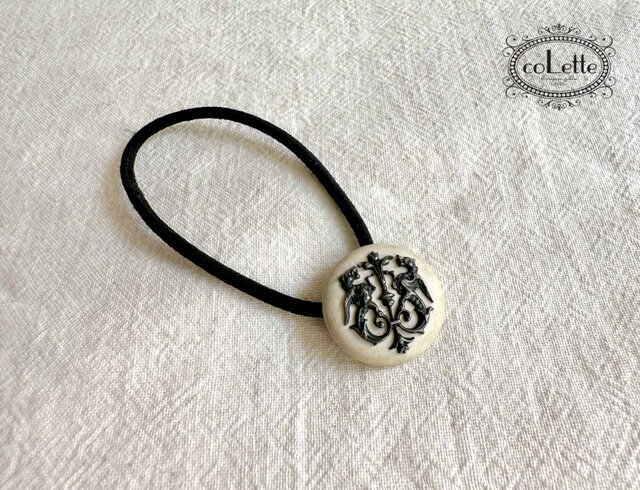フランスアンティークボタンヘアゴム／ホワイト紋章ボタン（AFB-166) | iichi 日々の暮らしを心地よくするハンドメイドやアンティークのマーケットプレイス