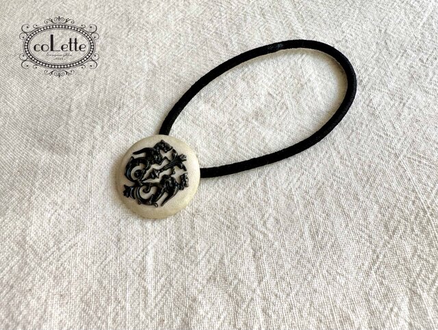 フランスアンティークボタンヘアゴム／ホワイト紋章ボタン（AFB-166) | iichi 日々の暮らしを心地よくするハンドメイドやアンティークのマーケットプレイス