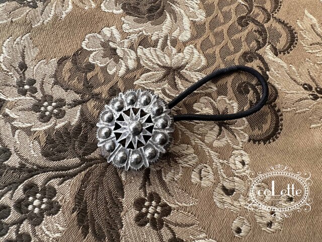 フランスアンティークボタンヘアゴム／カットスチール星ボタン（AFB-167) | iichi 日々の暮らしを心地よくするハンドメイドやアンティークのマーケットプレイス