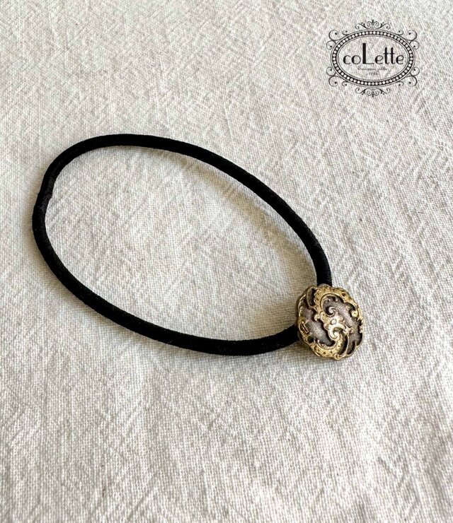 フランスアンティークボタンヘアゴム／シルバー＆ゴールド模様ボタン（AFB-170) | iichi 日々の暮らしを心地よくするハンドメイドやアンティークのマーケットプレイス