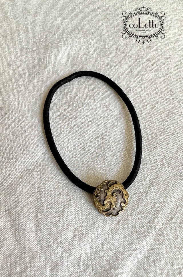 フランスアンティークボタンヘアゴム／シルバー＆ゴールド模様ボタン（AFB-170) | iichi 日々の暮らしを心地よくするハンドメイドやアンティークのマーケットプレイス