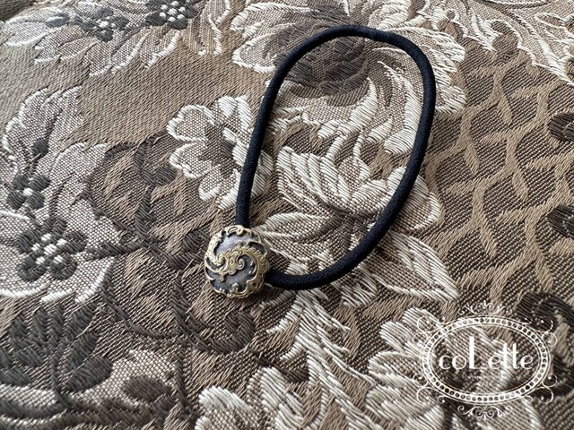 フランスアンティークボタンヘアゴム／シルバー＆ゴールド模様ボタン（AFB-170) | iichi 日々の暮らしを心地よくするハンドメイドやアンティークのマーケットプレイス