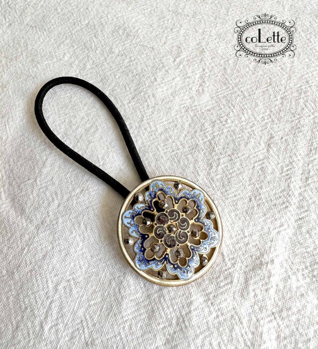 フランスアンティークヘアゴム／ブルーエマイユ＆カットスチールボタン（AFB-173) | iichi 日々の暮らしを心地よくするハンドメイドやアンティークのマーケットプレイス