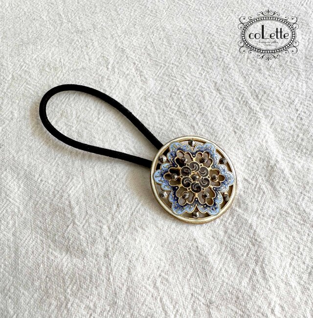 フランスアンティークヘアゴム／ブルーエマイユ＆カットスチールボタン（AFB-173) | iichi 日々の暮らしを心地よくするハンドメイドやアンティークのマーケットプレイス