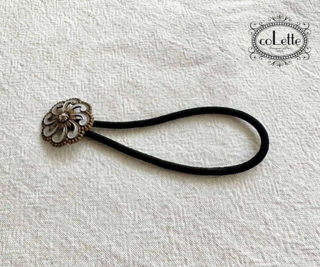 フランスアンティークヘアゴム／フラワーエマイユ＆カットスチールボタン（AFB-174) | iichi 日々の暮らしを心地よくするハンドメイドやアンティークのマーケットプレイス