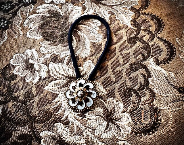 フランスアンティークヘアゴム／フラワーエマイユ＆カットスチールボタン（AFB-174) | iichi 日々の暮らしを心地よくするハンドメイドやアンティークのマーケットプレイス