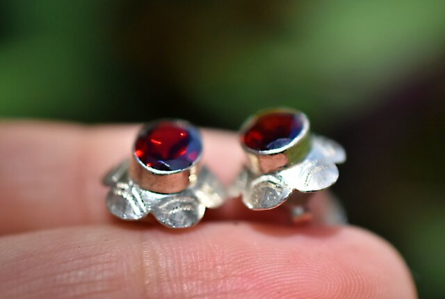 深紅★ロードライトガーネット シルバーピアス1254 | iichi 日々の暮らしを心地よくするハンドメイドやアンティークのマーケットプレイス