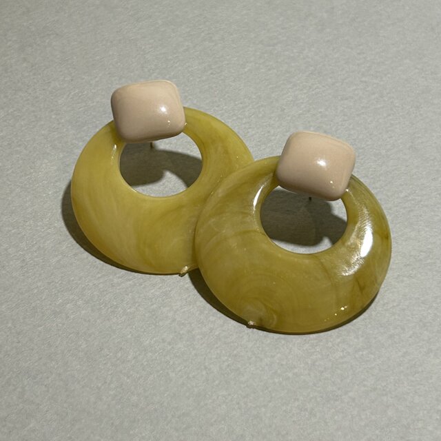 グレージュ×抹茶 ピアス | iichi 日々の暮らしを心地よくするハンドメイドやアンティークのマーケットプレイス